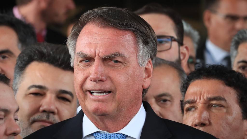 Bolsonaro diz ser 'recuo tático' prisão domiciliar de mulher que pichou ...